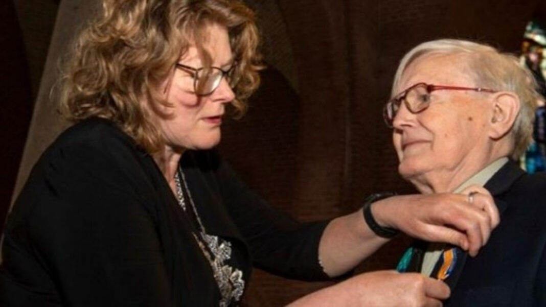 Burgemeester Buter reikt Koninklijke Onderscheiding uit aan pater Jan ...