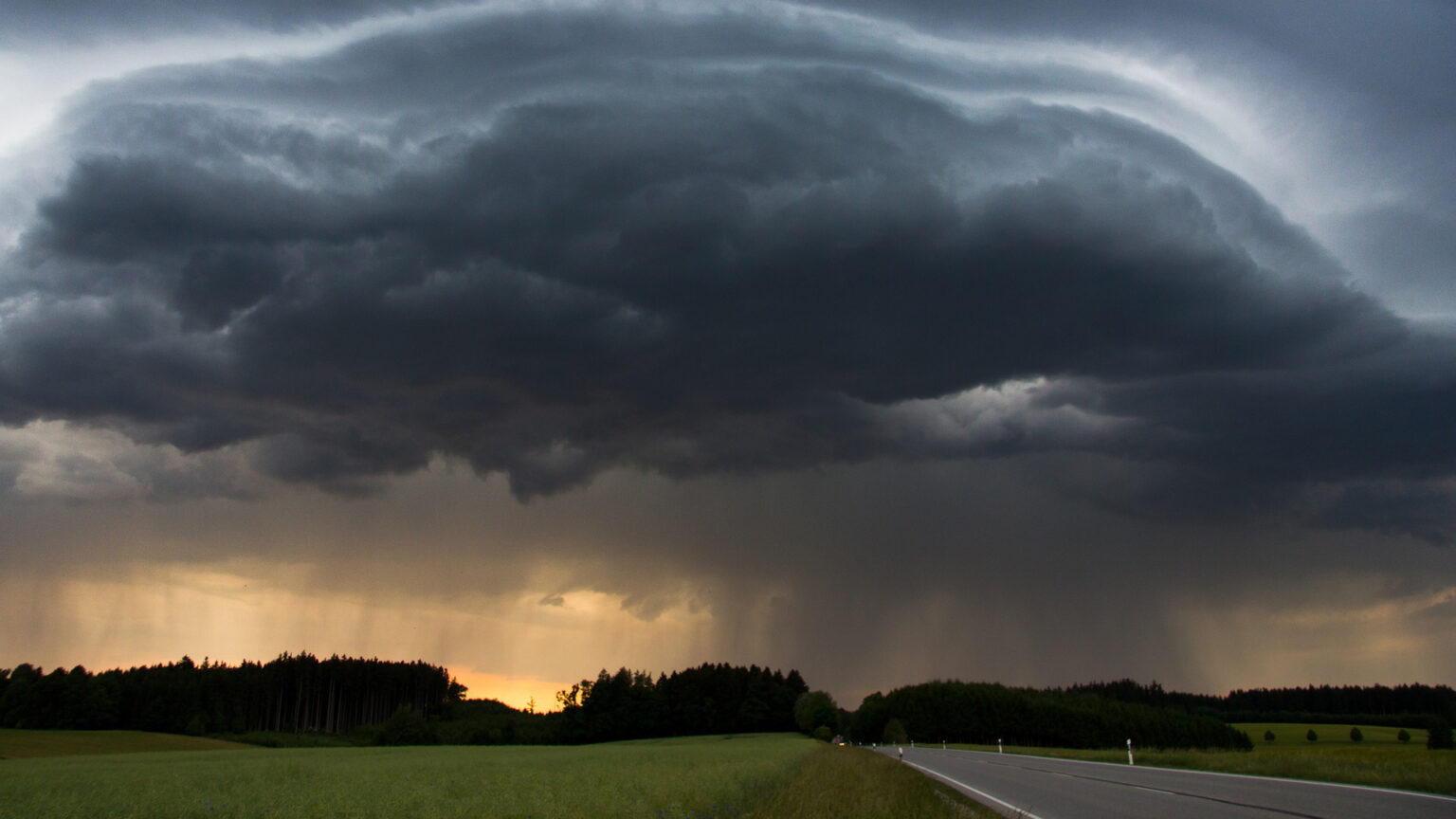 Veel afgebroken takken door storm in regio; meer noodweer op komst met ...