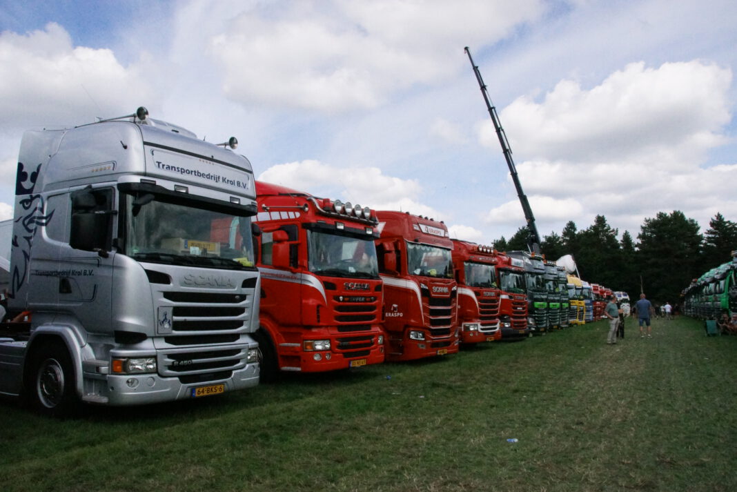 Truckshow in Liessel; wei vol met honderden vrachtwagens en natuurlijk ...