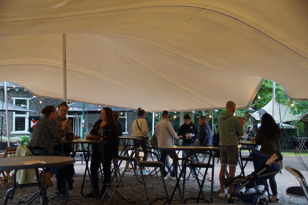 Echte bierliefhebbers laten zich niet tegenhouden door regen bij Lekker ... Echte bierliefhebbers laten zich niet tegenhouden door regen bij Lekker ...
