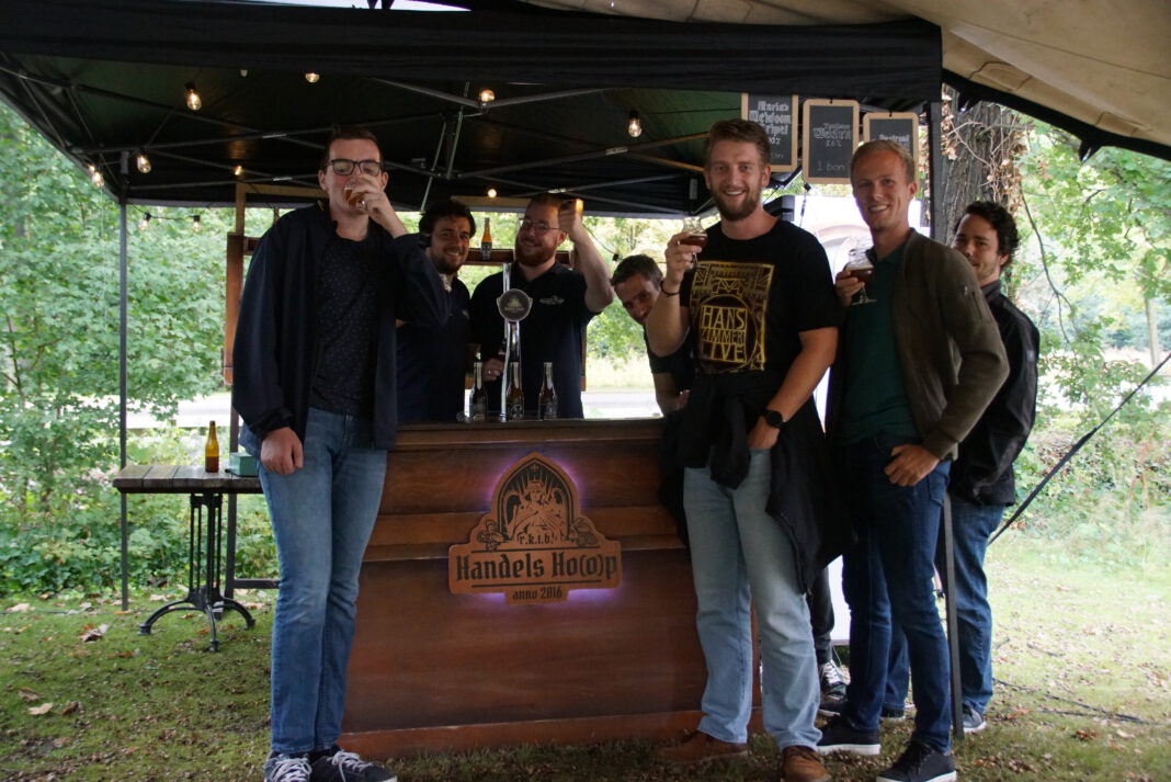 Echte bierliefhebbers laten zich niet tegenhouden door regen bij Lekker ... Echte bierliefhebbers laten zich niet tegenhouden door regen bij Lekker ...