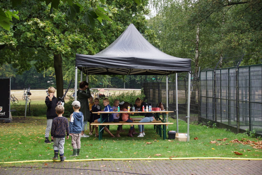 Echte bierliefhebbers laten zich niet tegenhouden door regen bij Lekker ... Echte bierliefhebbers laten zich niet tegenhouden door regen bij Lekker ...