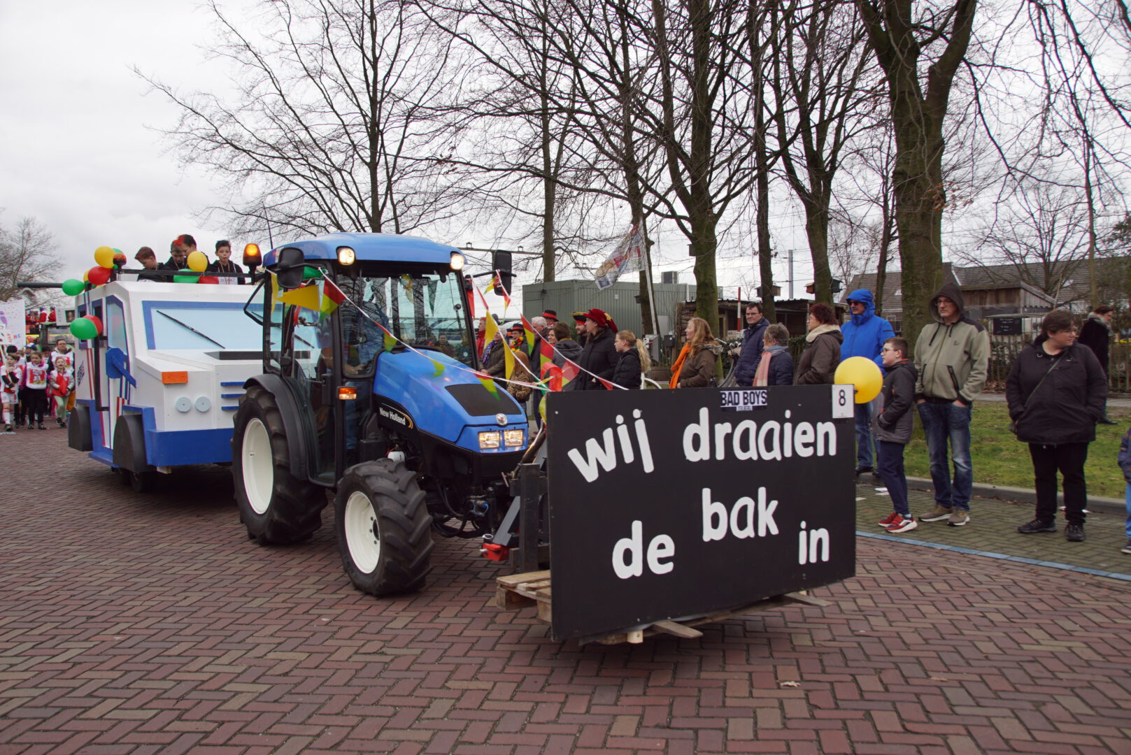 Grote belangstelling voor vele kleurrijke wagens en groepen bij optocht ...