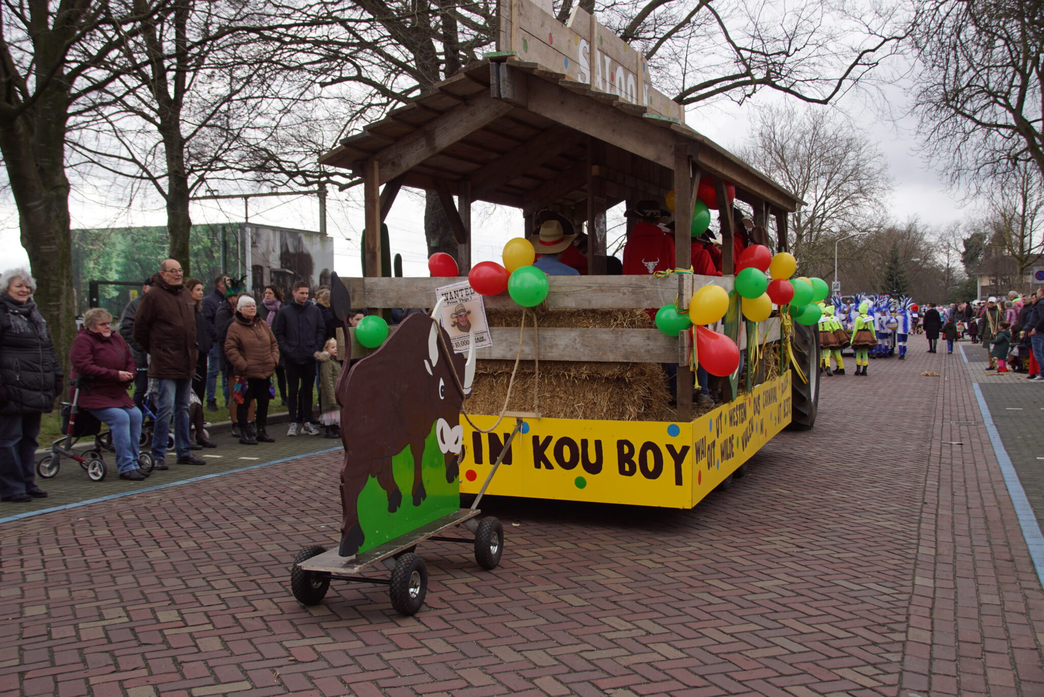 Grote belangstelling voor vele kleurrijke wagens en groepen bij optocht ...