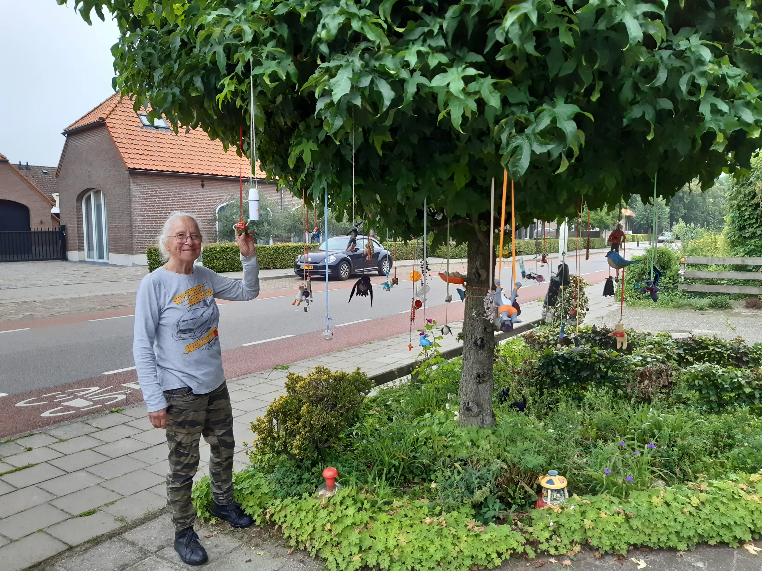 Wilma van den Heuvel bij haar boom | Deurne Media Groep