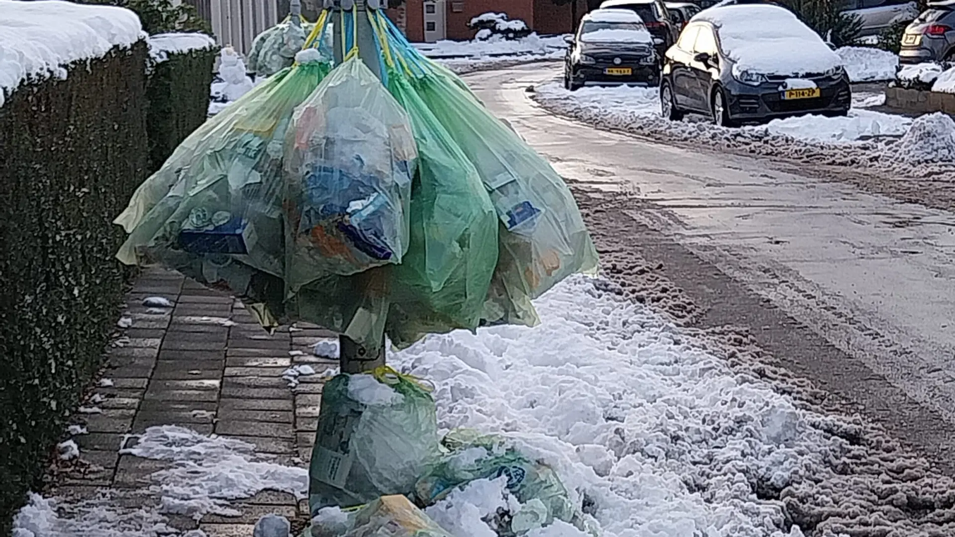 Onduidelijkheid over ophalen afval in Deurne leidt tot straten bomvol ...